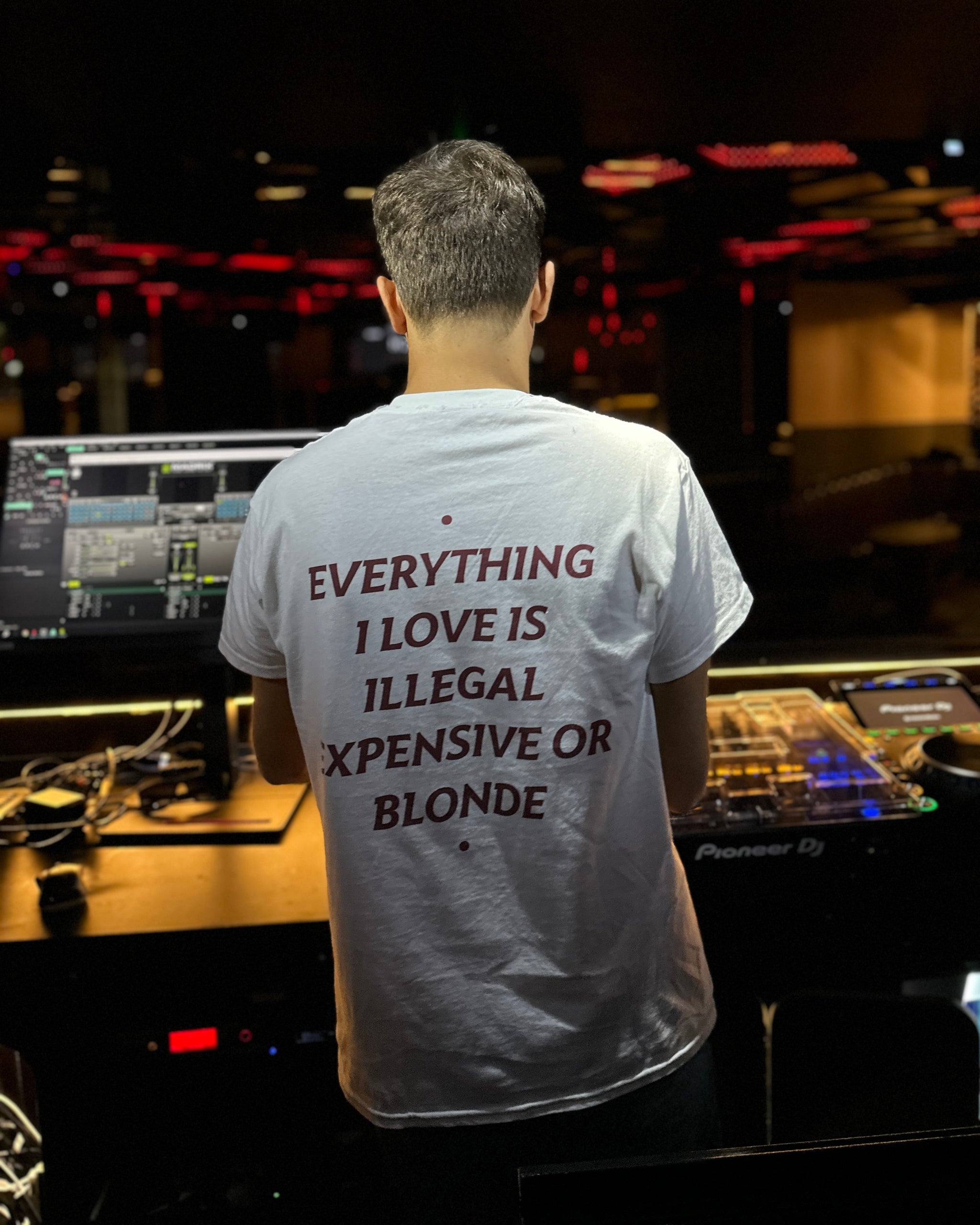 EVERYTHING I LOVE IS ILLEGAL, EXPENSIVE OR BLONDE – Frased